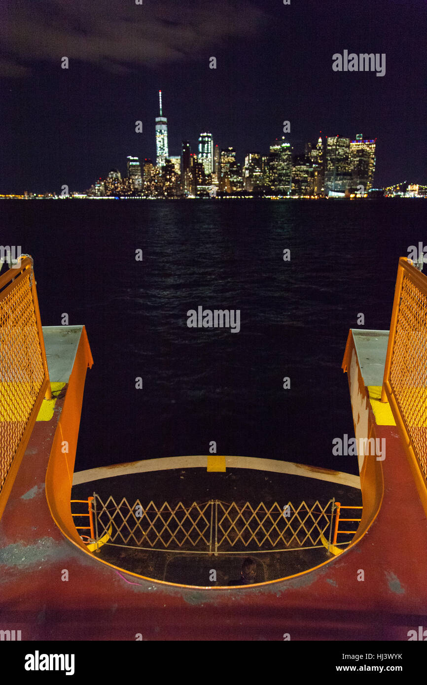 Tourist staten island ferry night hi-res stock photography and images ...