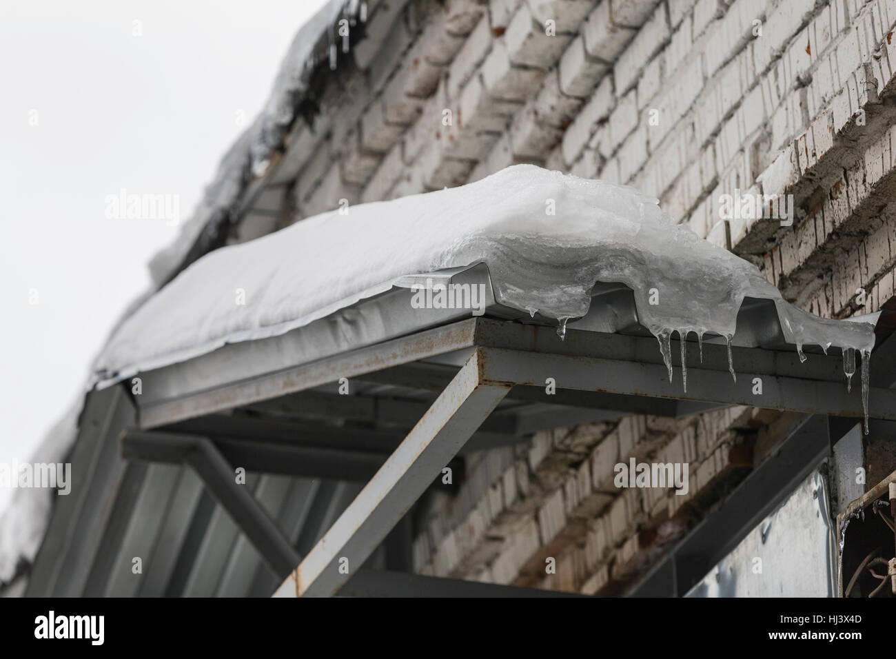 Roof snowdrift hi-res stock photography and images - Alamy