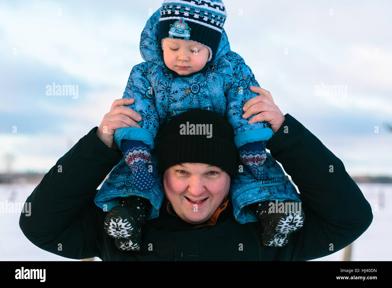 dad with his child on shoulders Stock Photo - Alamy