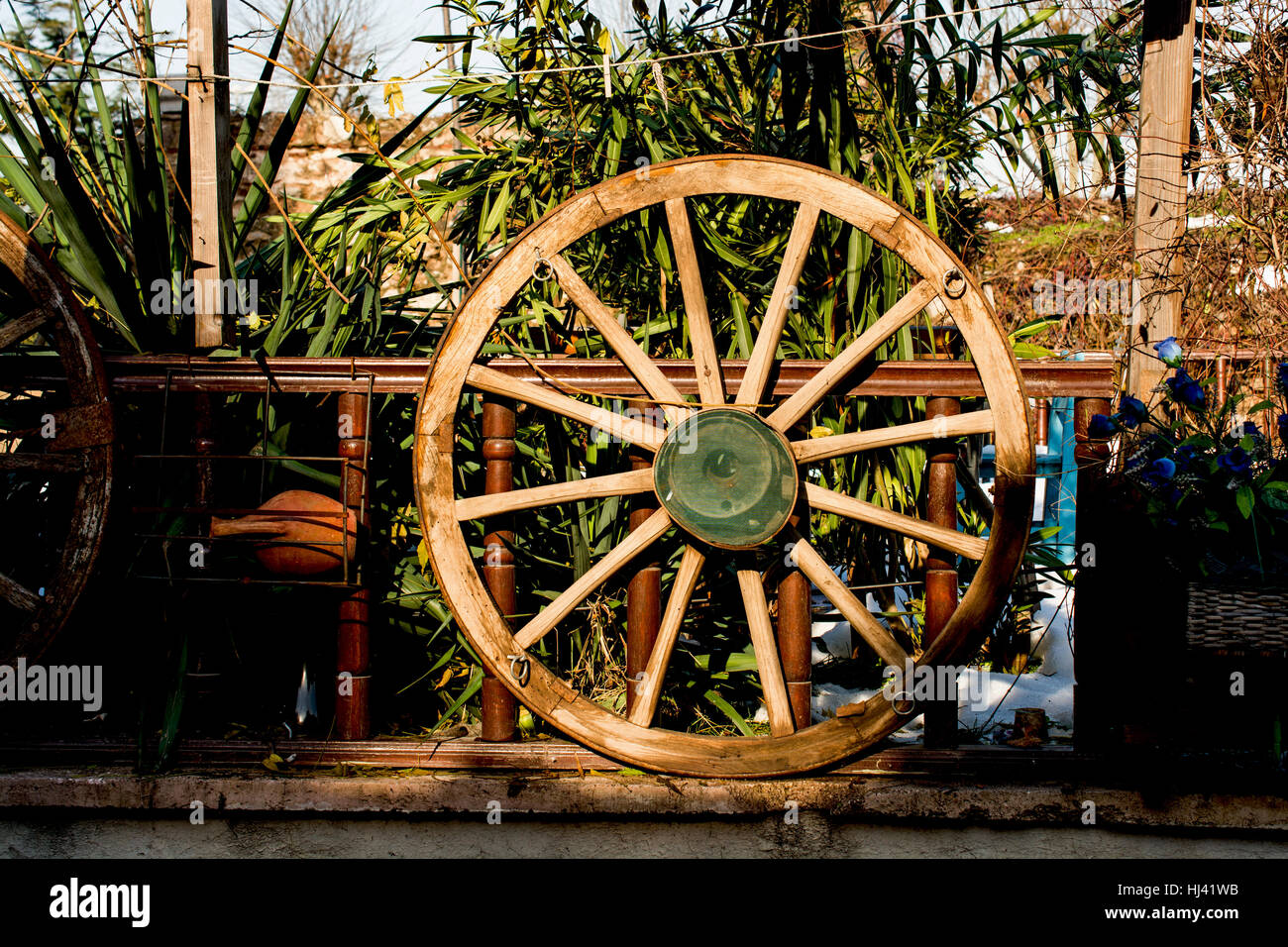Old traditional style wagon wheel made of wood Stock Photo - Alamy