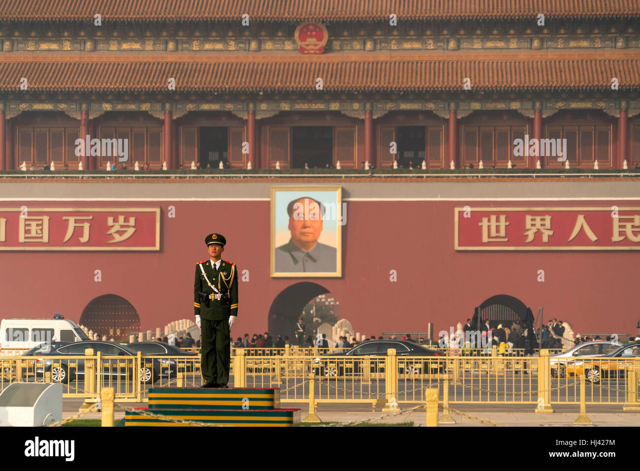 Guard and portrait of Mao Zedong at the Tiananmen gate, Beijing, People ...