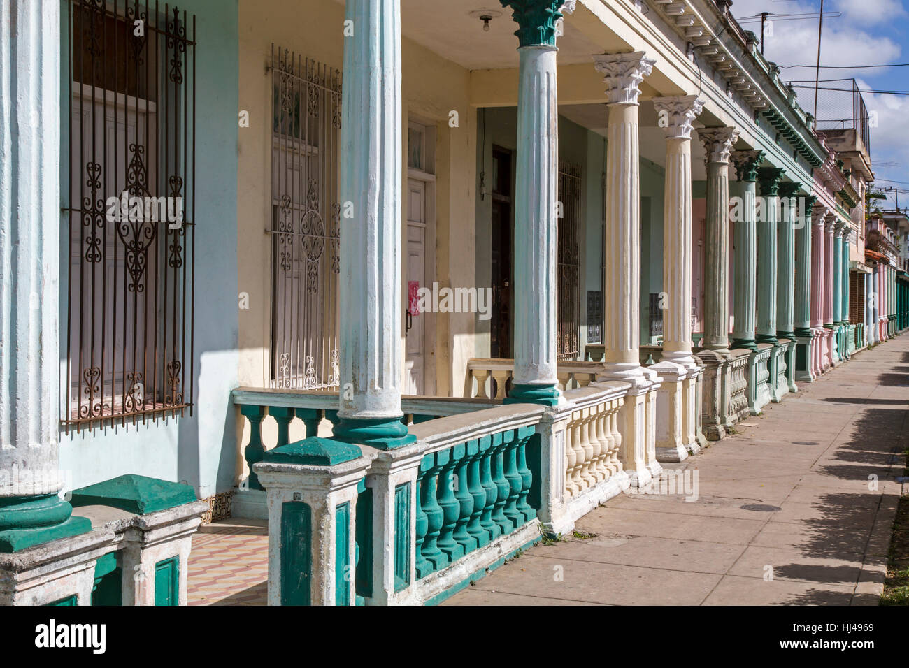 colorful houses in cuba Stock Photo - Alamy