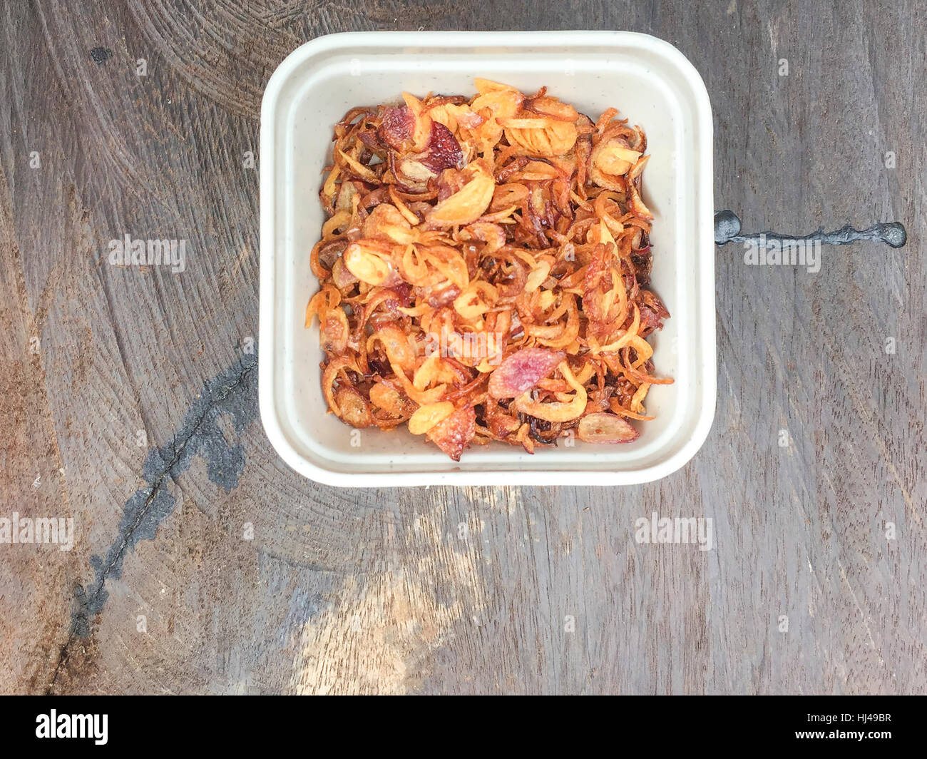 Fried shallots on the top of wooden table Stock Photo - Alamy
