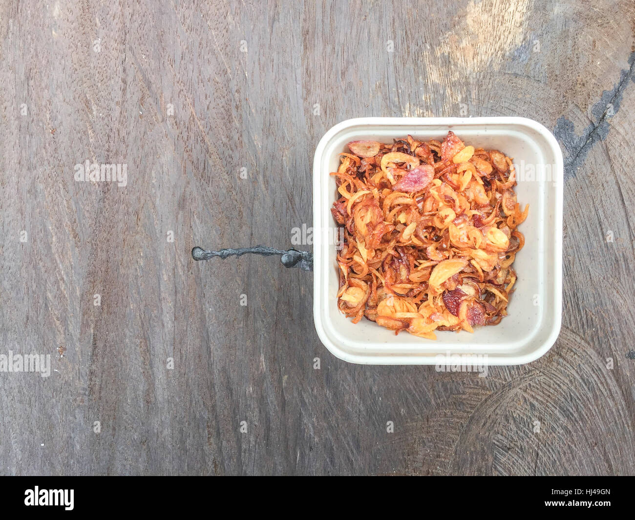 Fried shallots on the top of wooden table Stock Photo - Alamy