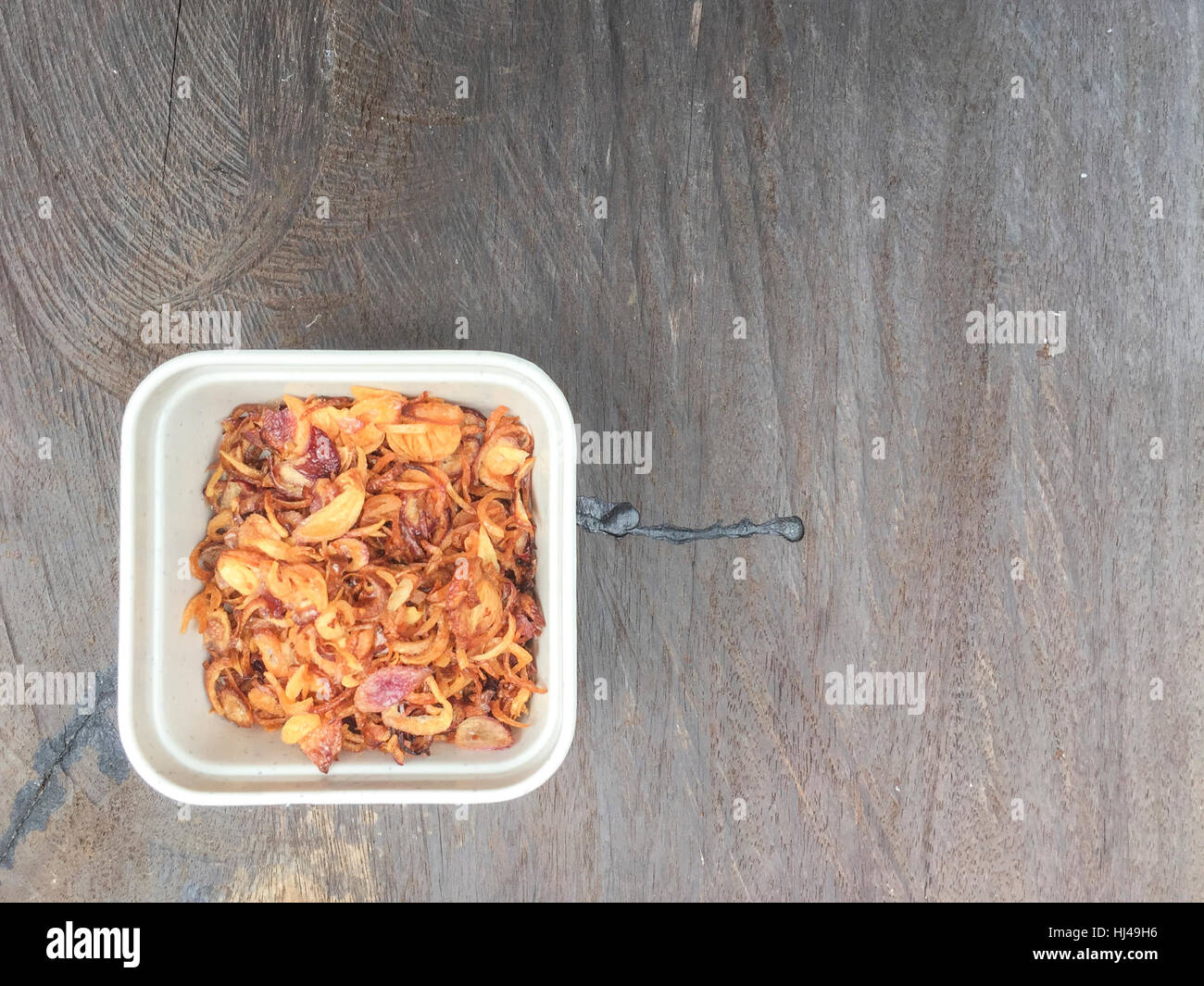 Fried shallots on the top of wooden table Stock Photo - Alamy