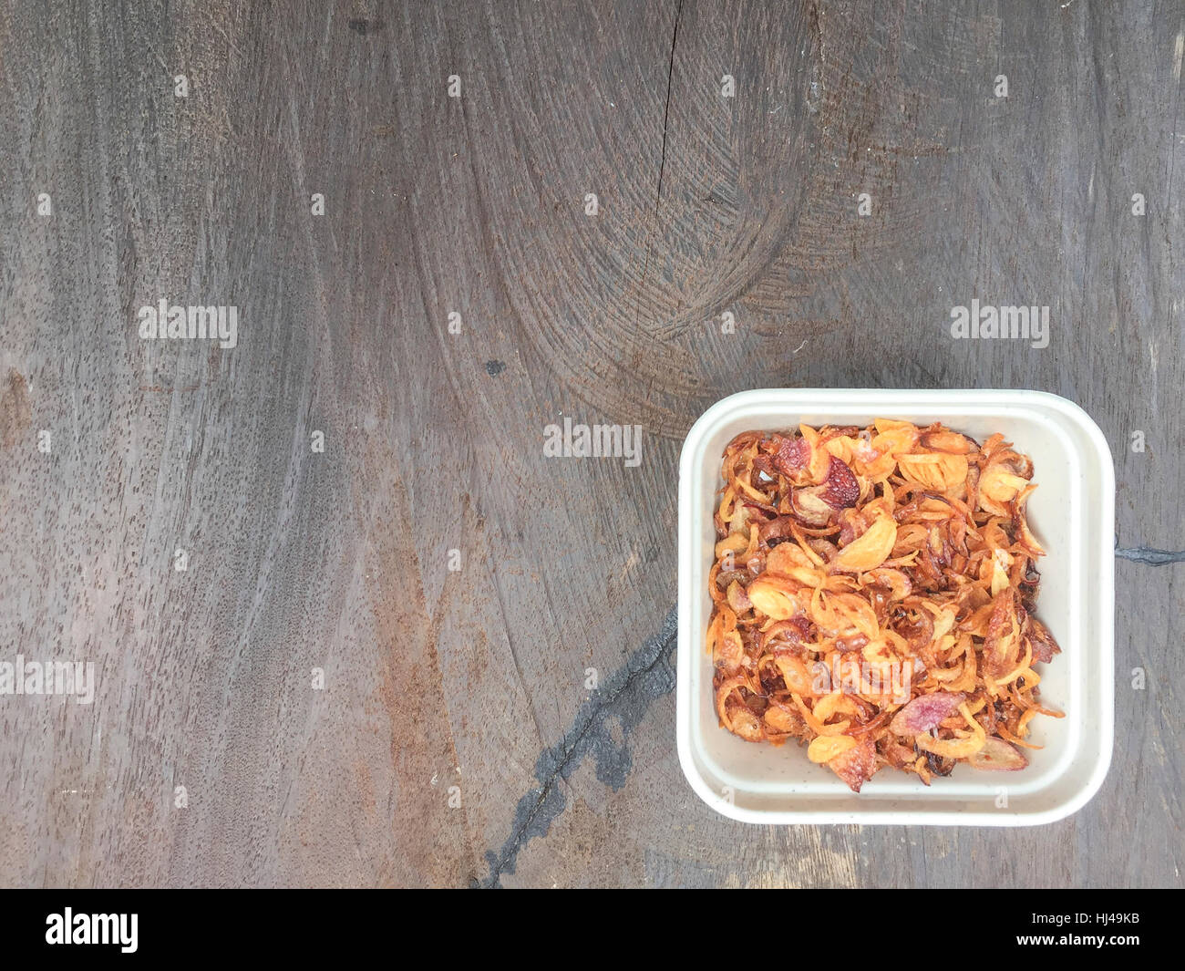 Fried shallots on the top of wooden table Stock Photo - Alamy