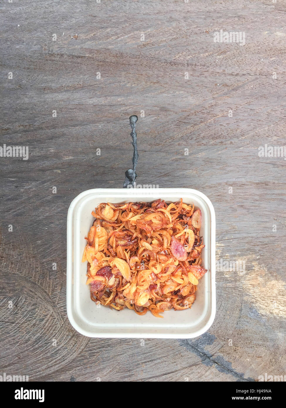 Fried shallots on the top of wooden table Stock Photo - Alamy