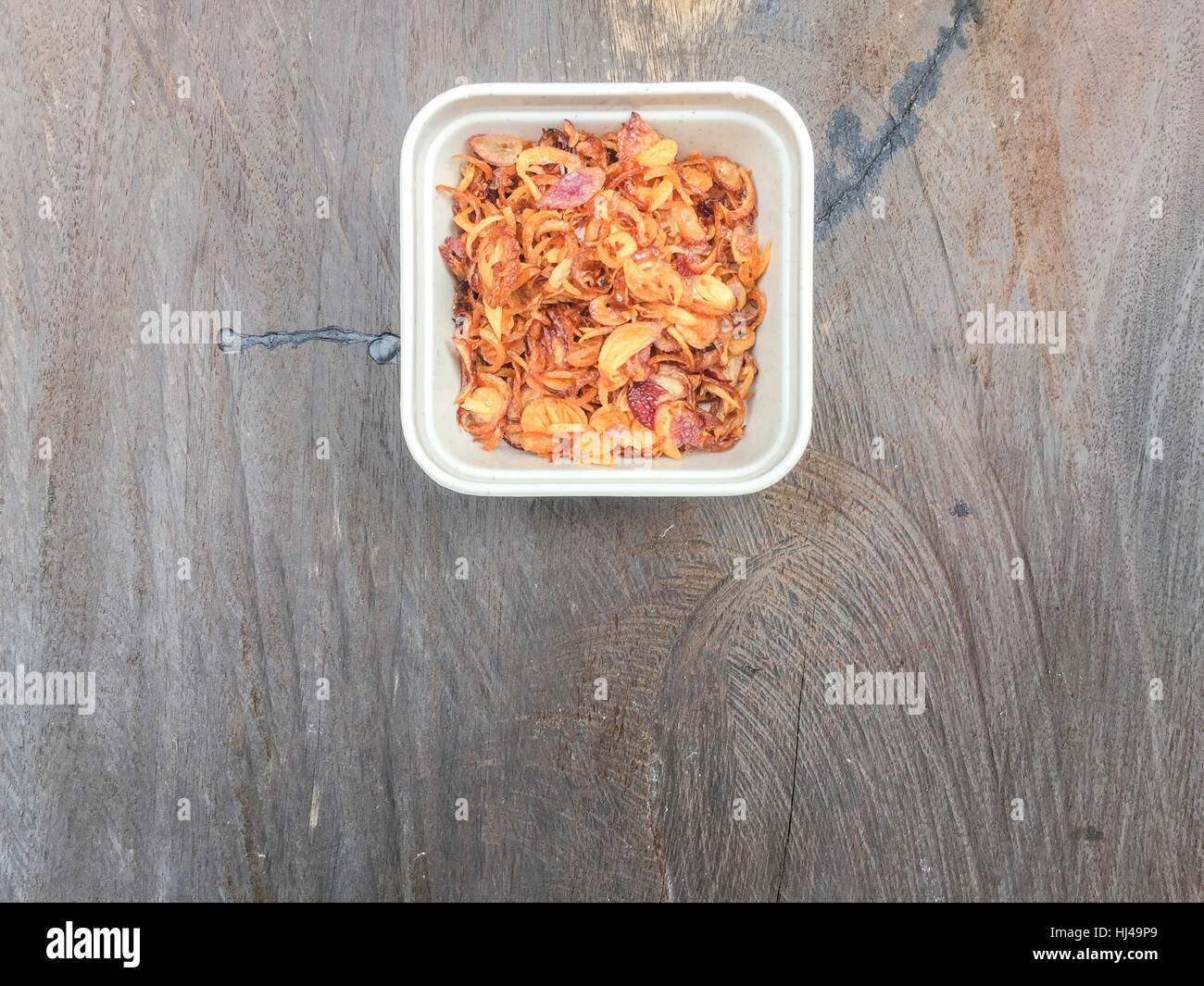 Fried shallots on the top of wooden table Stock Photo - Alamy
