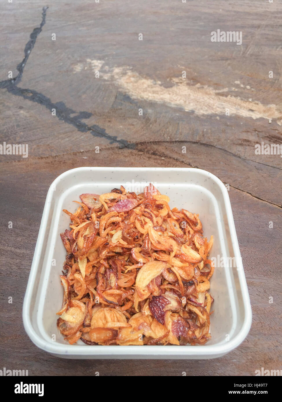 Fried shallots on the top of wooden table Stock Photo - Alamy