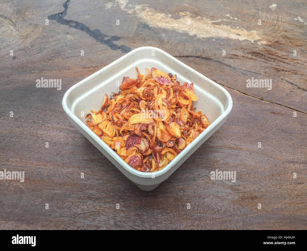 Fried shallots on the top of wooden table Stock Photo - Alamy