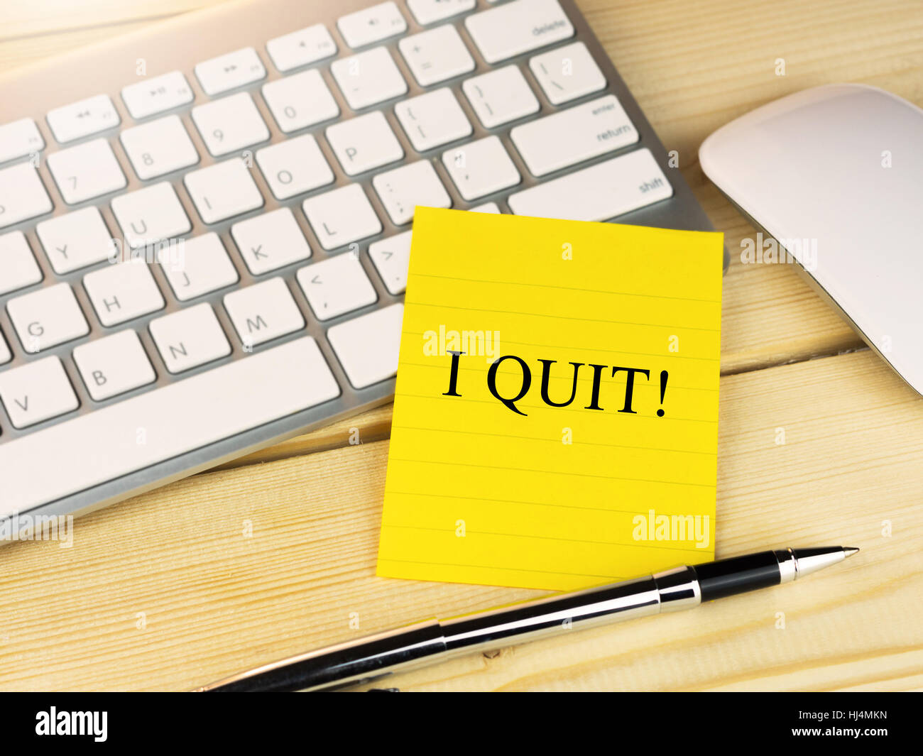 I QUIT on sticky note on a desk Stock Photo - Alamy
