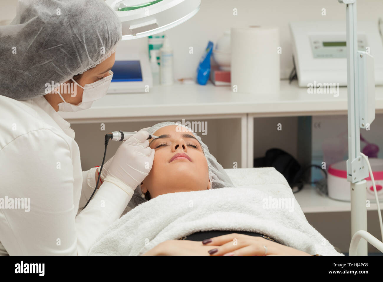 Eyebrows And Salon Stock Photos & Eyebrows And Salon Stock Images - Alamy