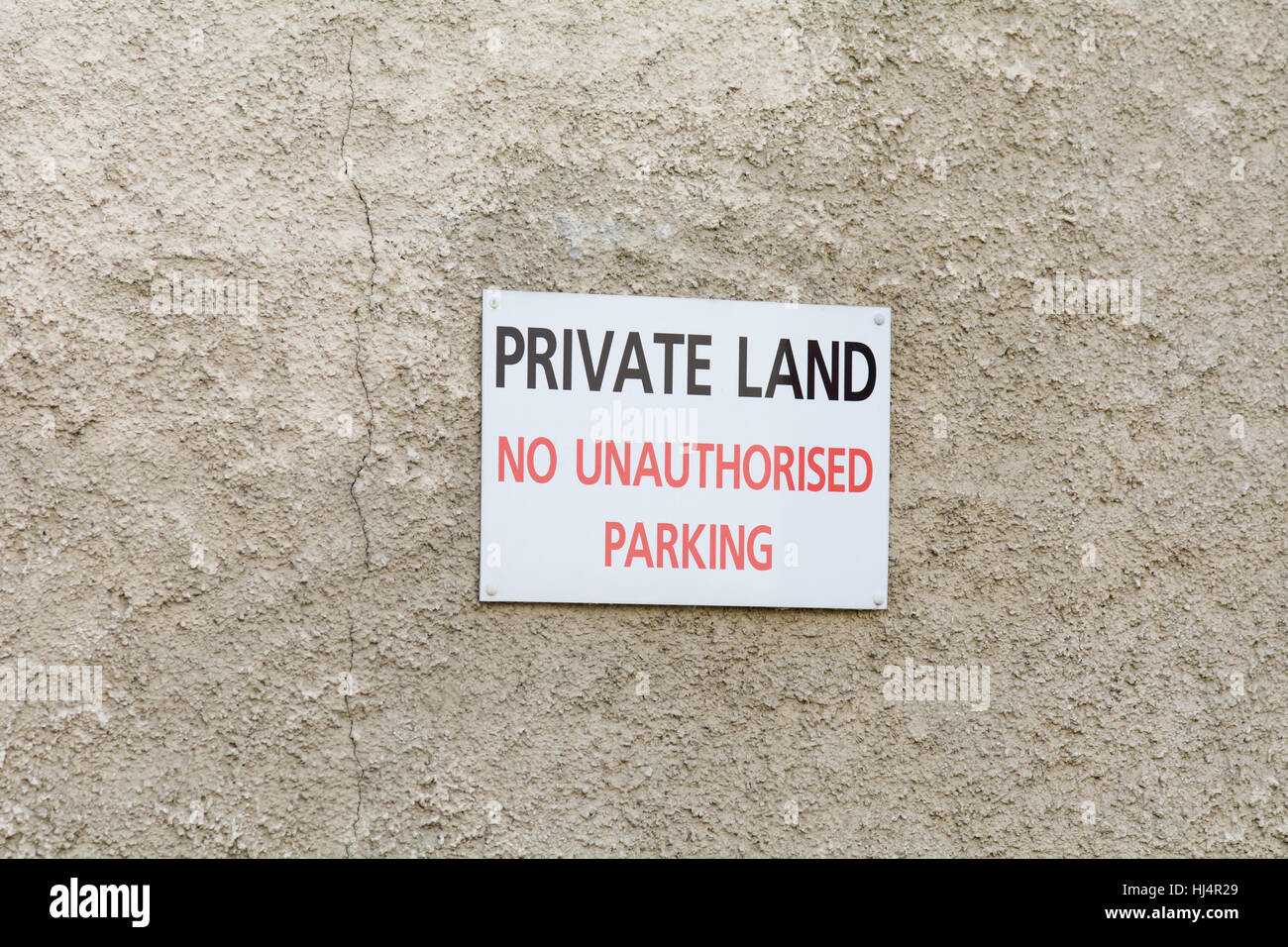 Private Land - No Unauthorised Parking sign on wall Stock Photo - Alamy