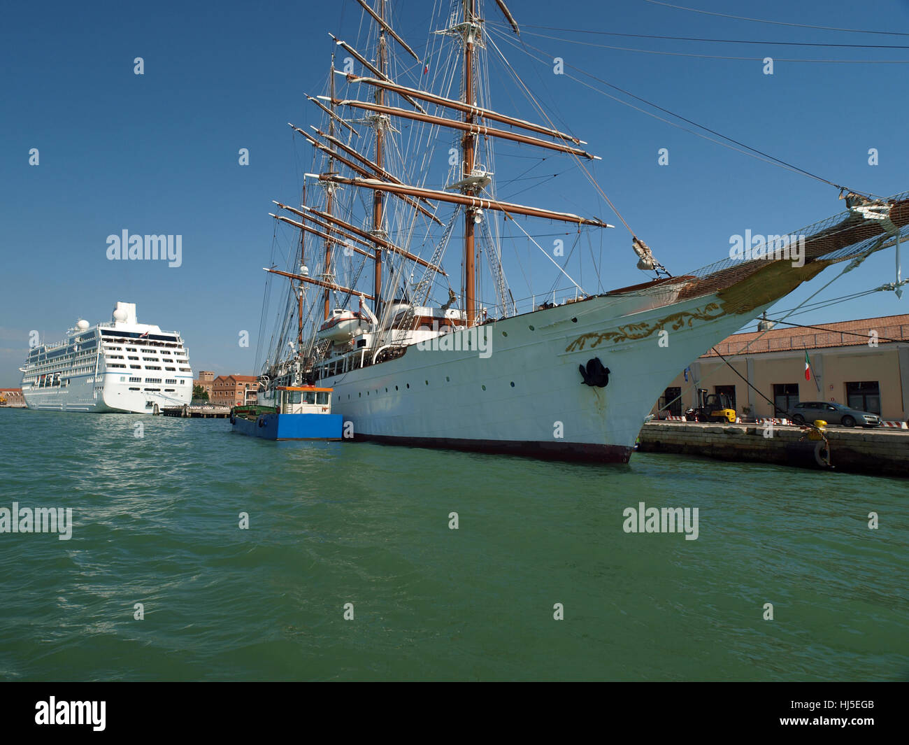 Sailing venice italy yacht hi-res stock photography and images - Alamy
