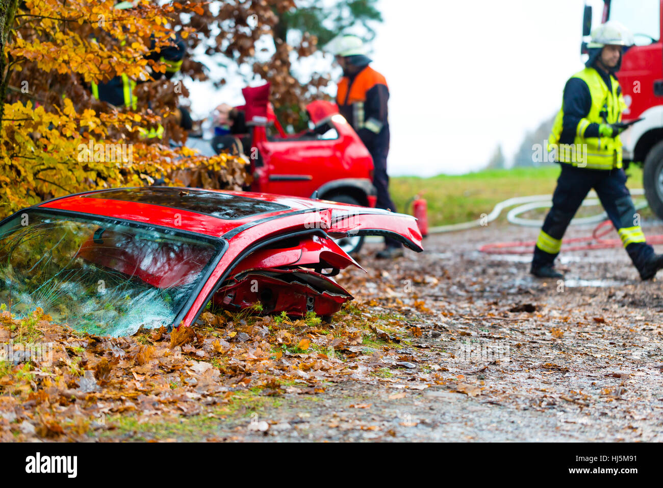 accident - firemen rescue accident victims from car Stock Photo - Alamy