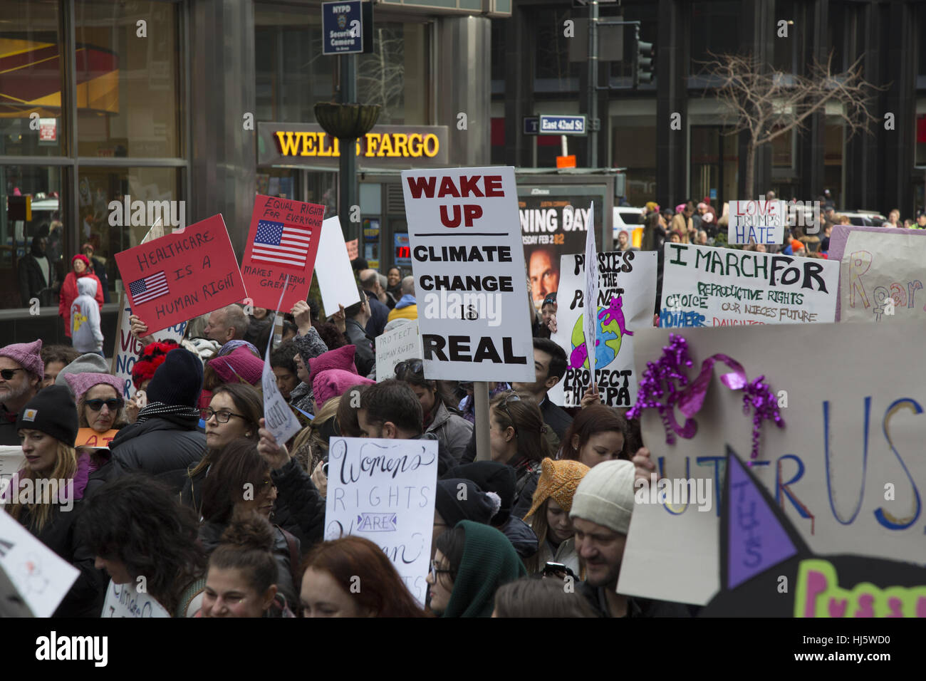New York, USA. 21st January, 2017. Ten's of thousands march in New York ...