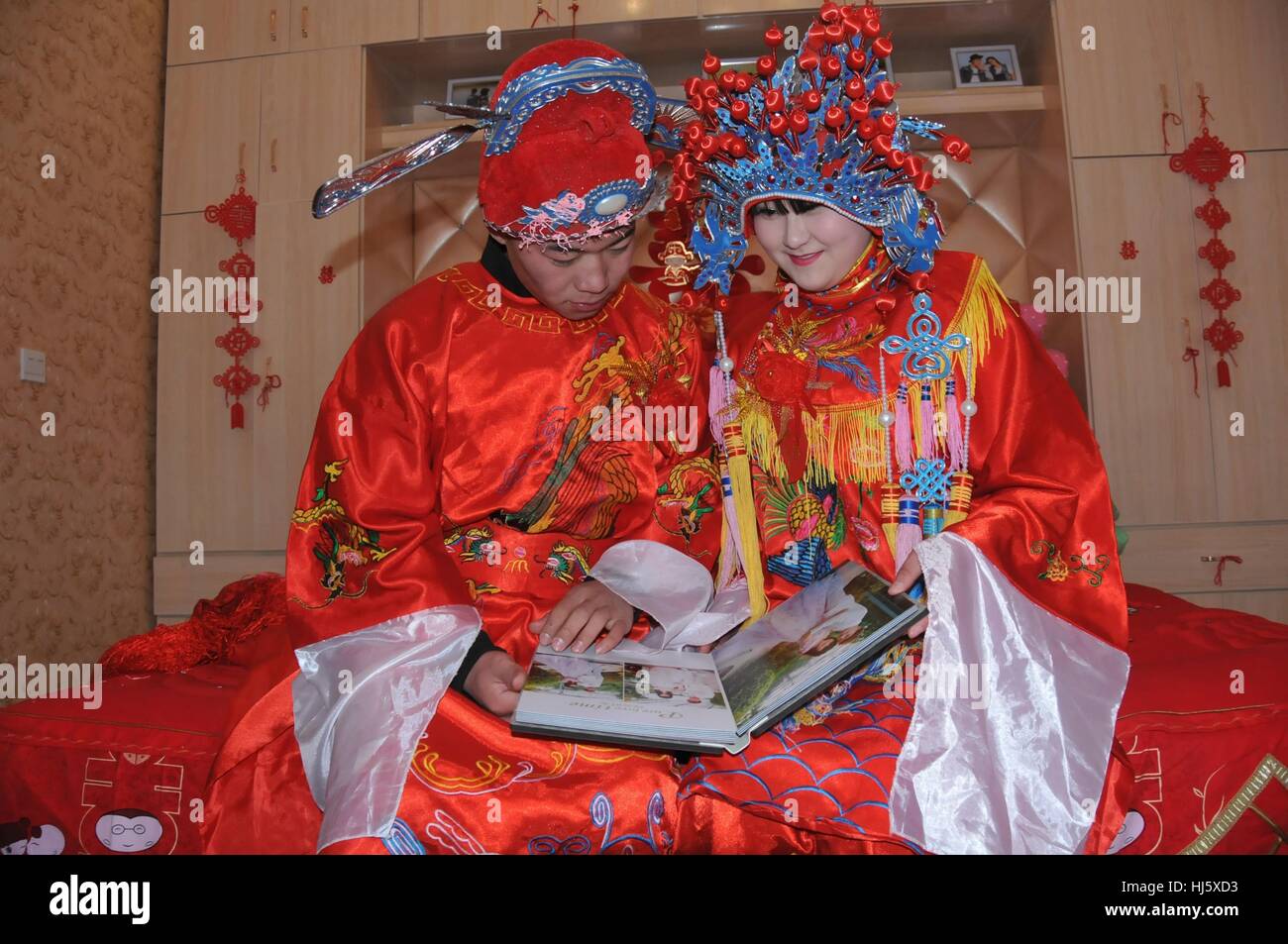 Traditional sedan chair bride chinese hi-res stock photography and ...