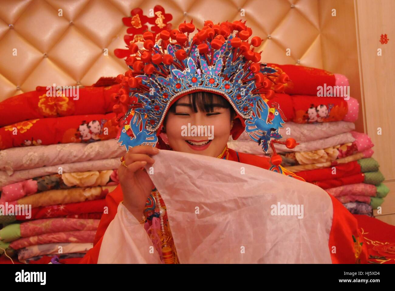 Traditional sedan chair bride chinese hi-res stock photography and ...