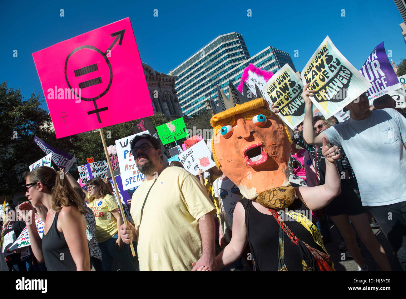 Paper mache trump head hi-res stock photography and images - Alamy