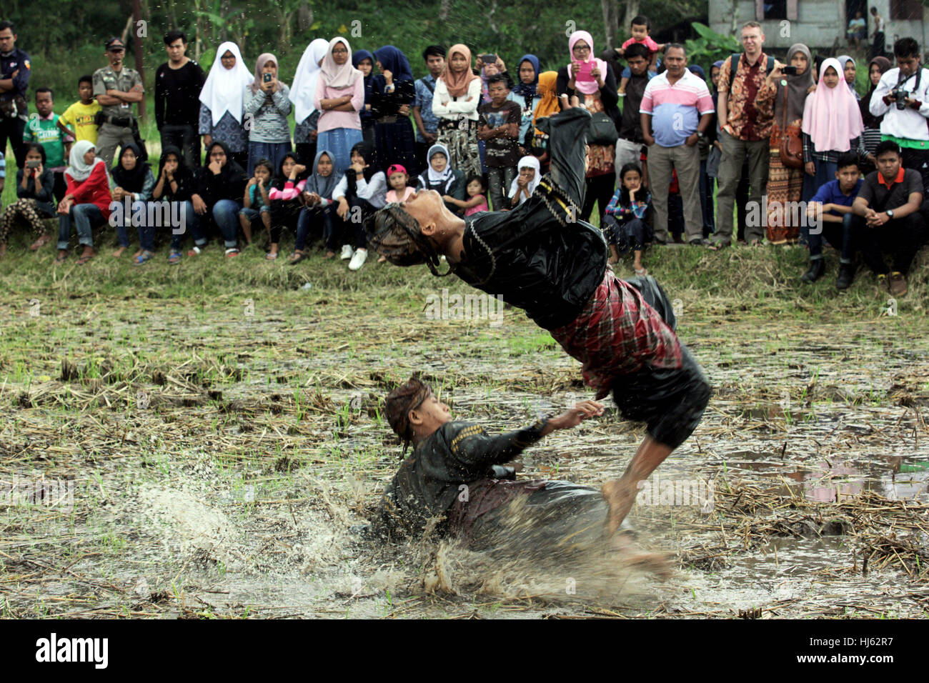 West Sumatra, Indonesia. 22nd Jan, 2017. Two fighters perform the ...