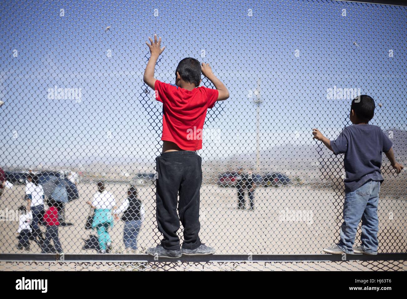 Border wall mexico children hi-res stock photography and images - Alamy