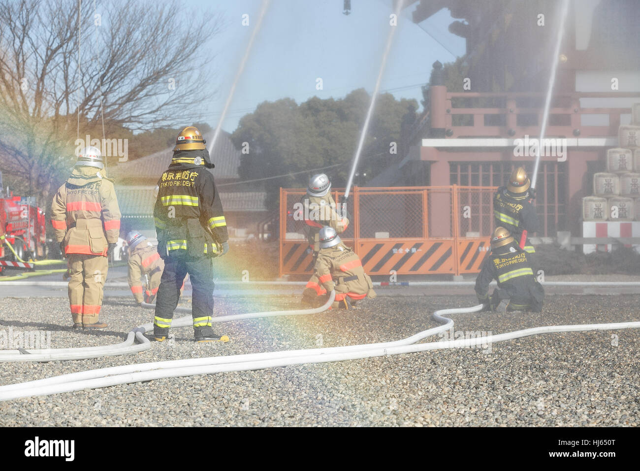 Tokyo, Japan. 26th Jan, 2017. Firefighters participate in fire drills ...