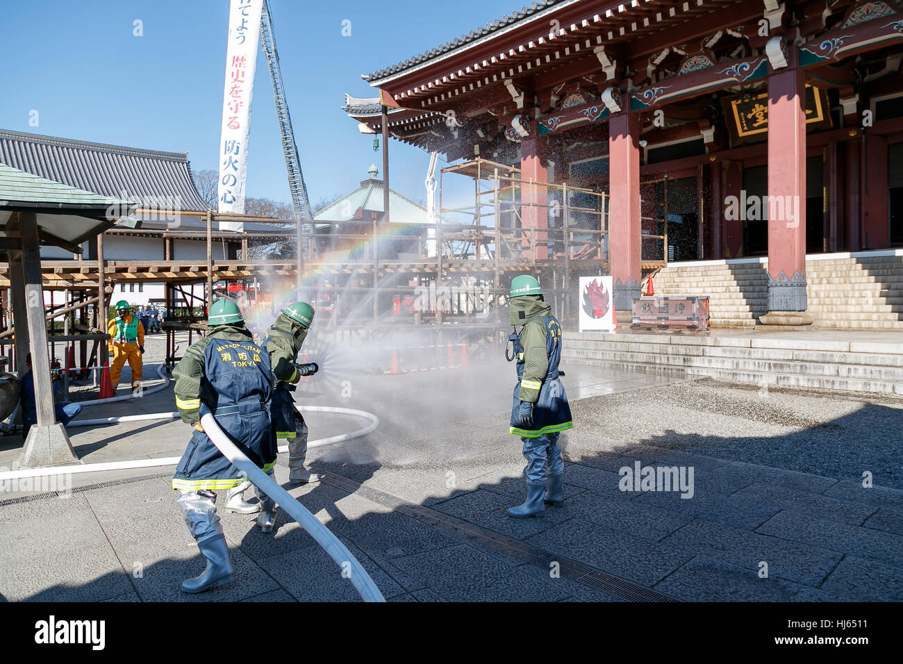 Tokyo, Japan. 26th Jan, 2017. Firefighters participate in fire drills ...