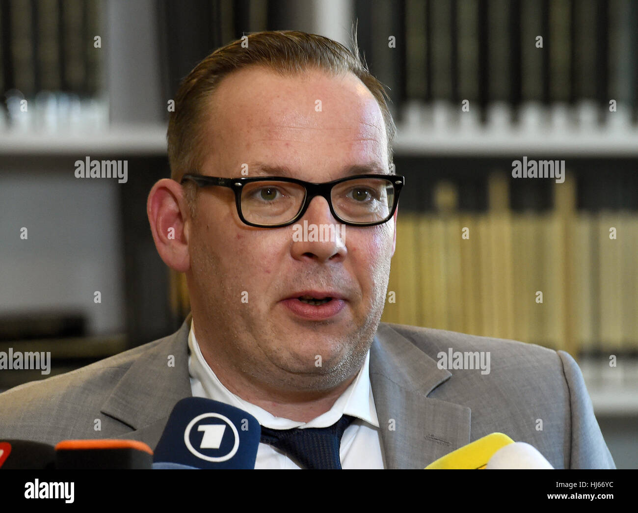 An injured police officer hi-res stock photography and images - Alamy