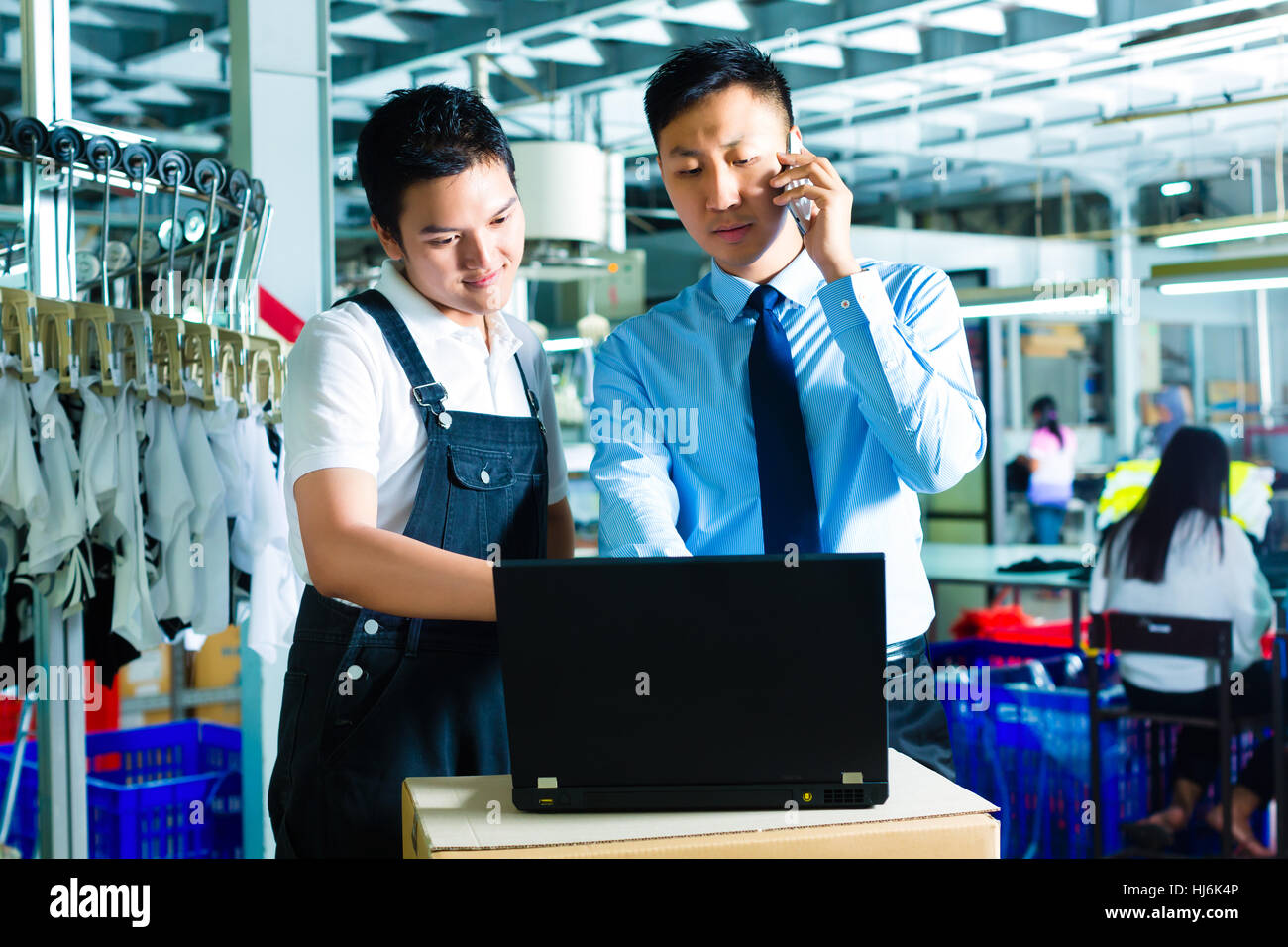 worker and customer service of a factory Stock Photo - Alamy