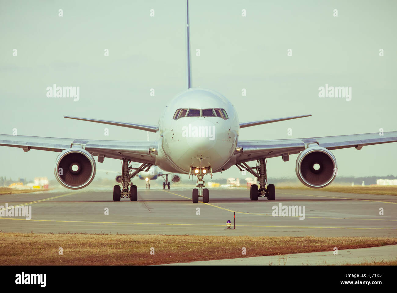 Plane taxiway hi-res stock photography and images - Alamy