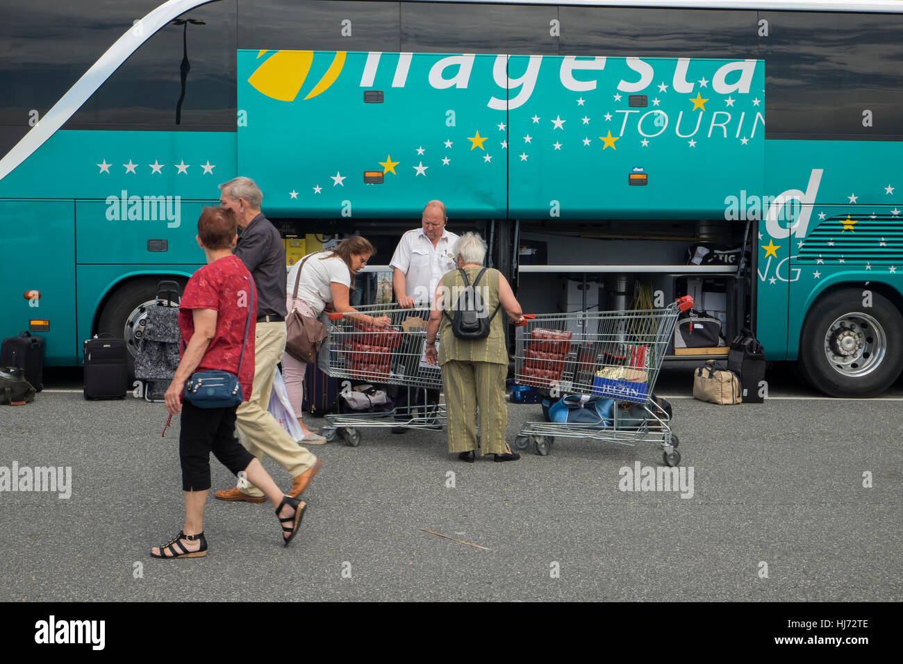 People have shopped at the Border Shop in Germany and unloads now the ...