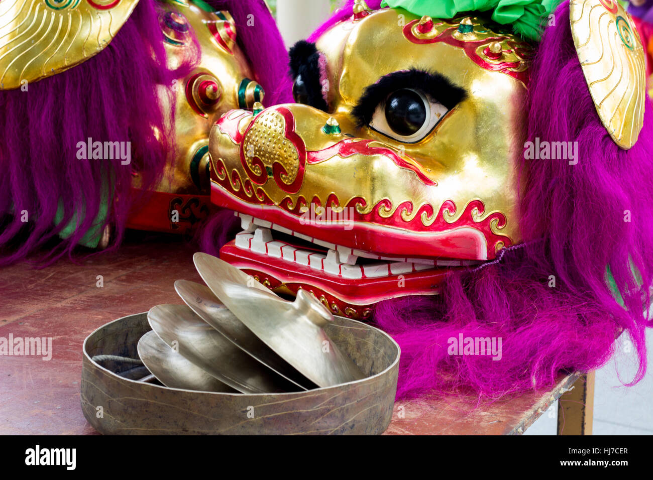 Northern Chinese lion head with cymbals Stock Photo - Alamy
