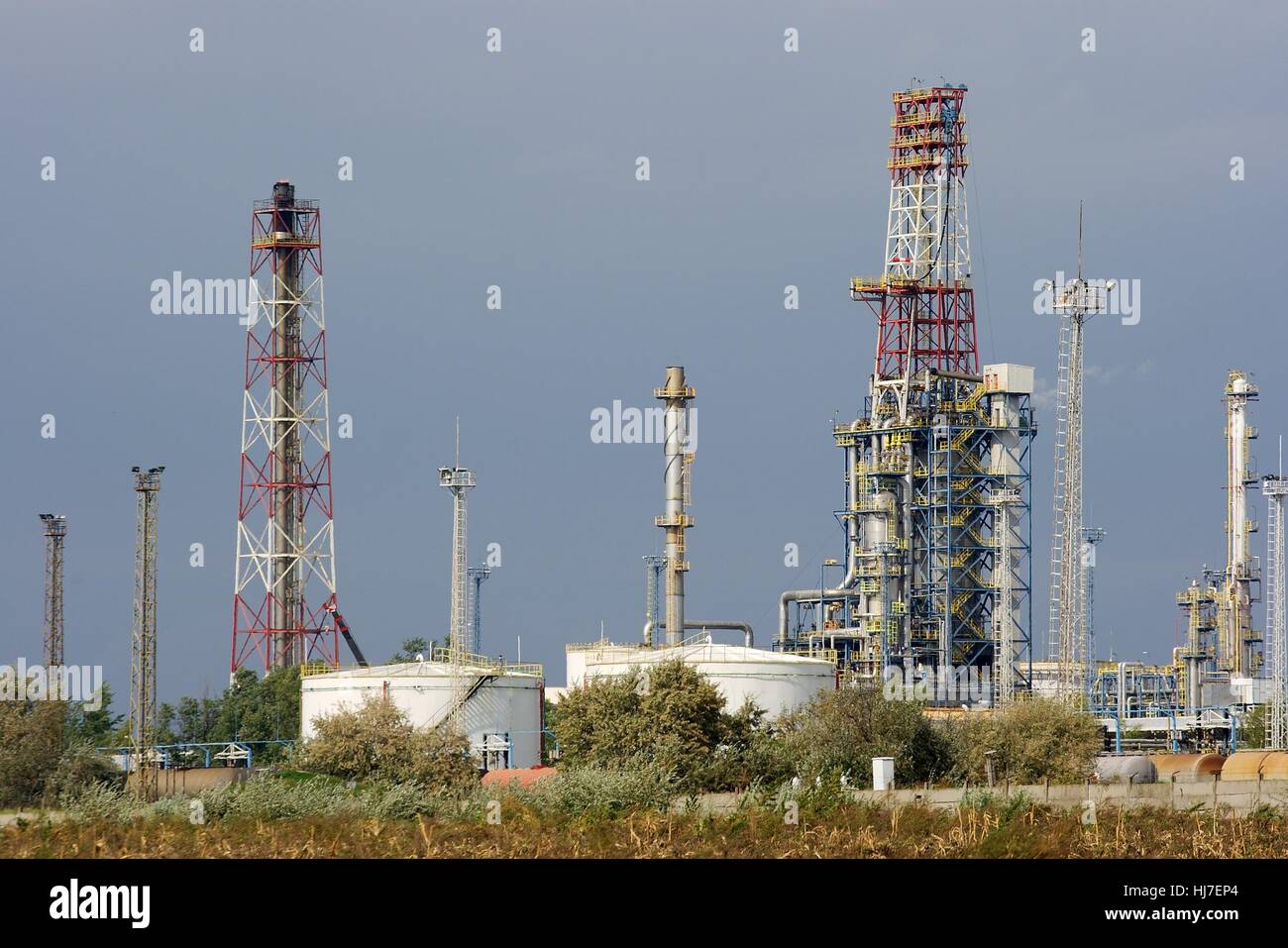 Industrial complex of an oil refinery with pipes and towers Stock Photo ...