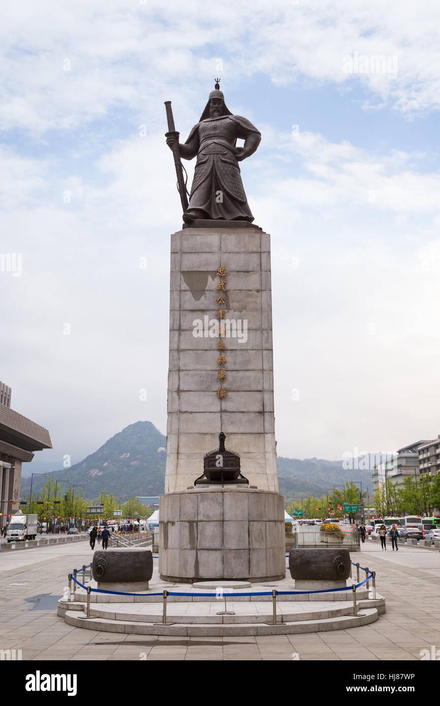 Bronze statue of Admiral Yi Sun-Shin at the Gwanghwamun Square in Seoul ...