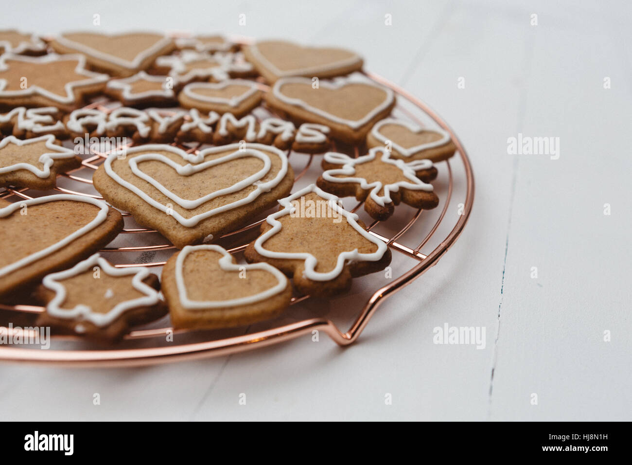 Gingerbread cookies on cooling hi-res stock photography and images - Alamy