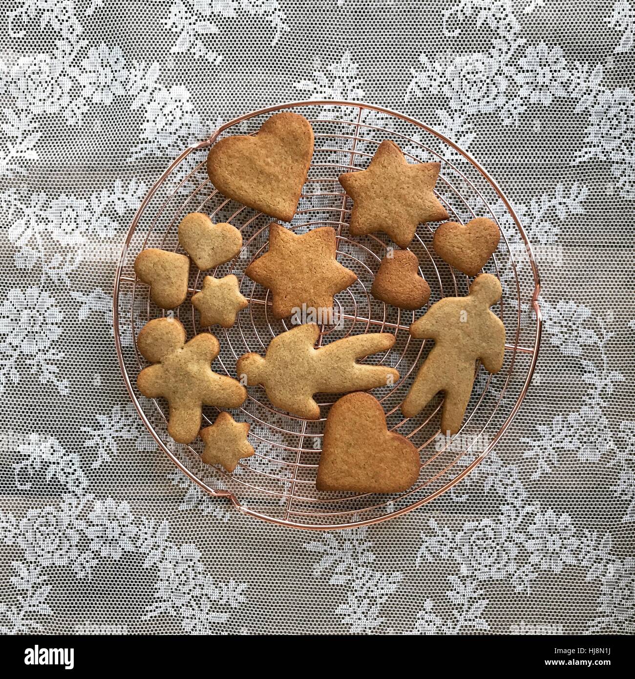gingerbread cookies on a wire cooling rack Stock Photo - Alamy