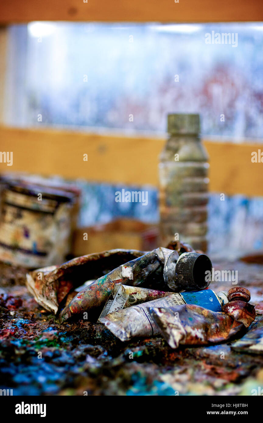 Artist paint pallet Stock Photo - Alamy
