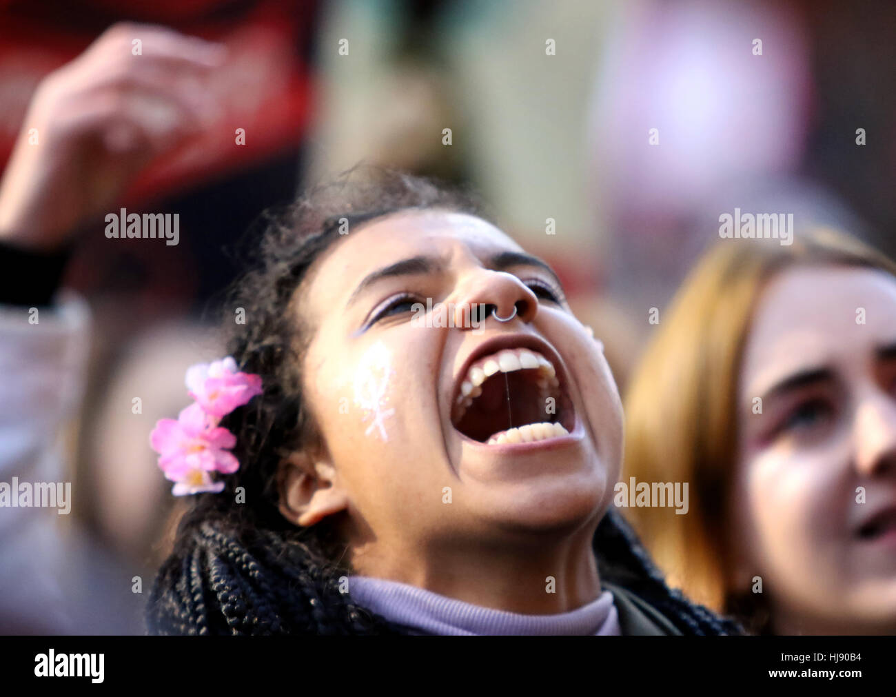 Woman screams hi-res stock photography and images - Alamy