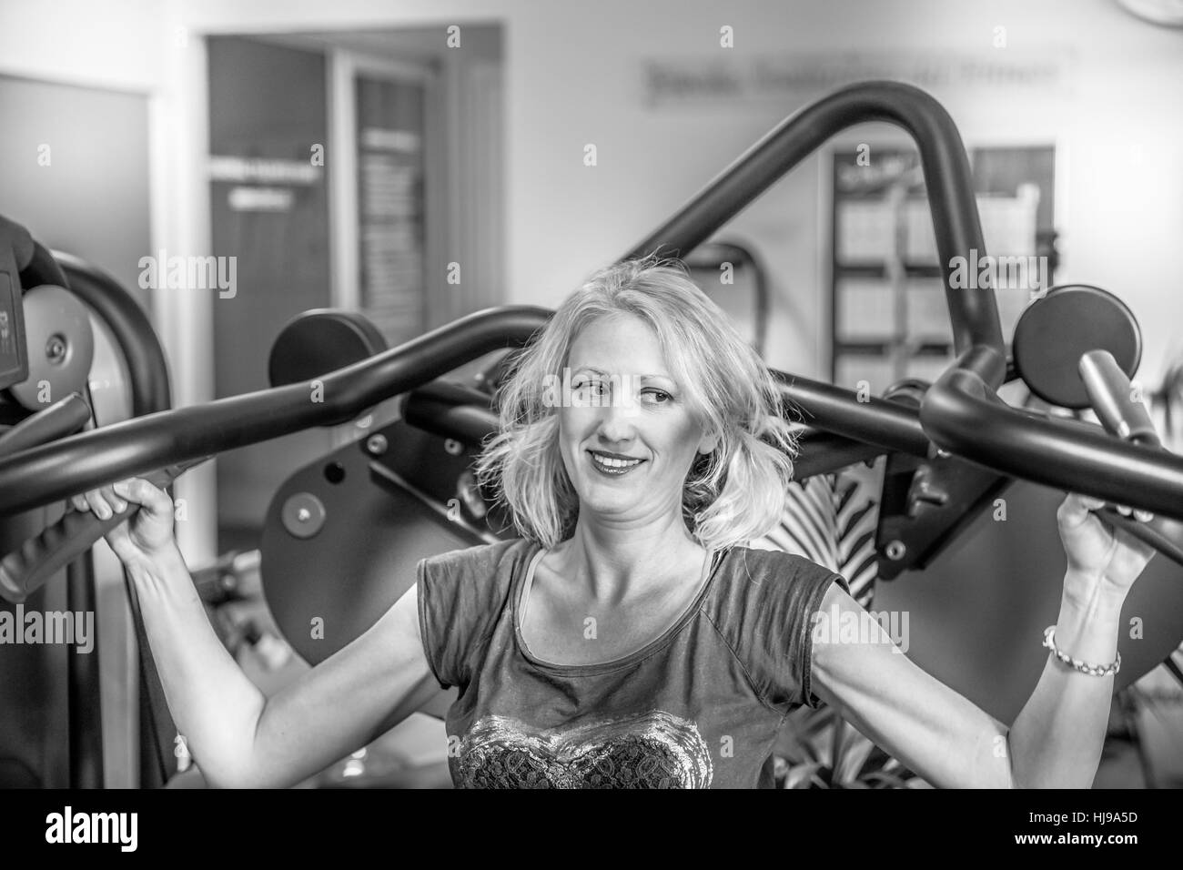 Seated shoulder press machine Stock Photo - Alamy