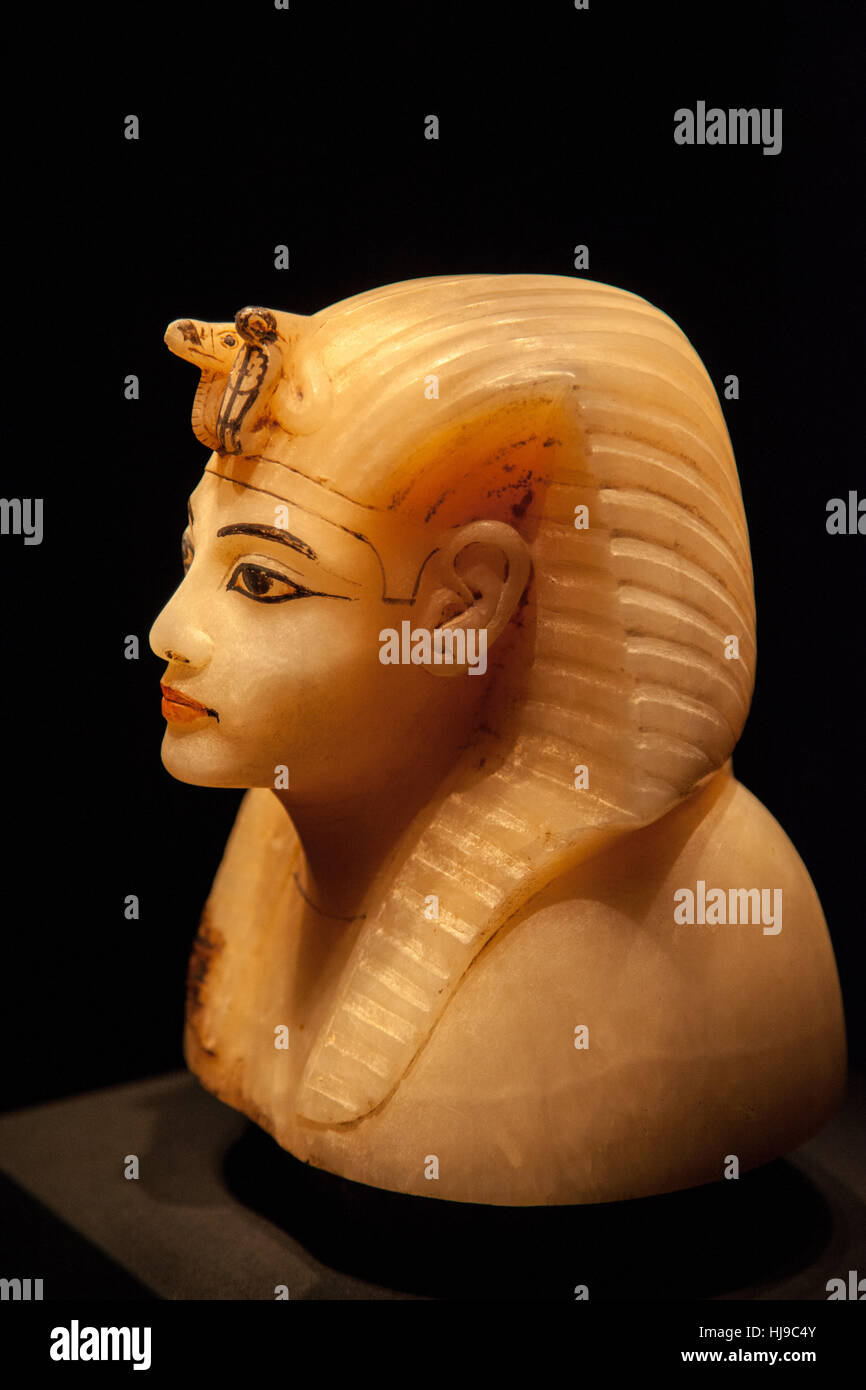 Ancient egyptian sculpture head hi-res stock photography and images - Alamy
