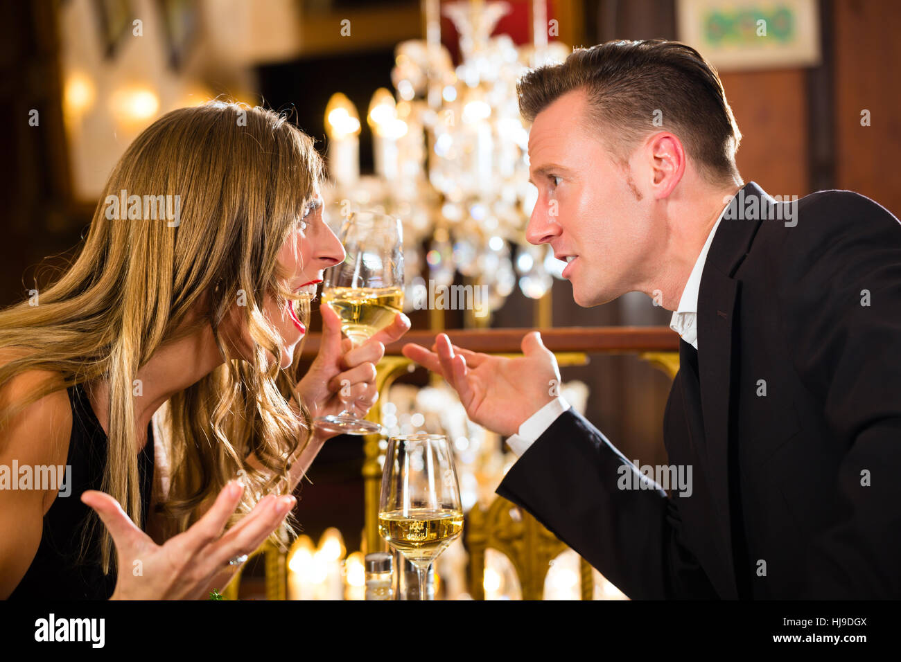 couple arguing in a restaurant romatischem Stock Photo - Alamy