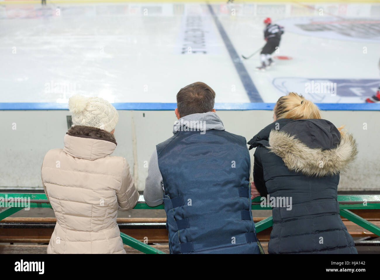 Spectating hi-res stock photography and images - Alamy