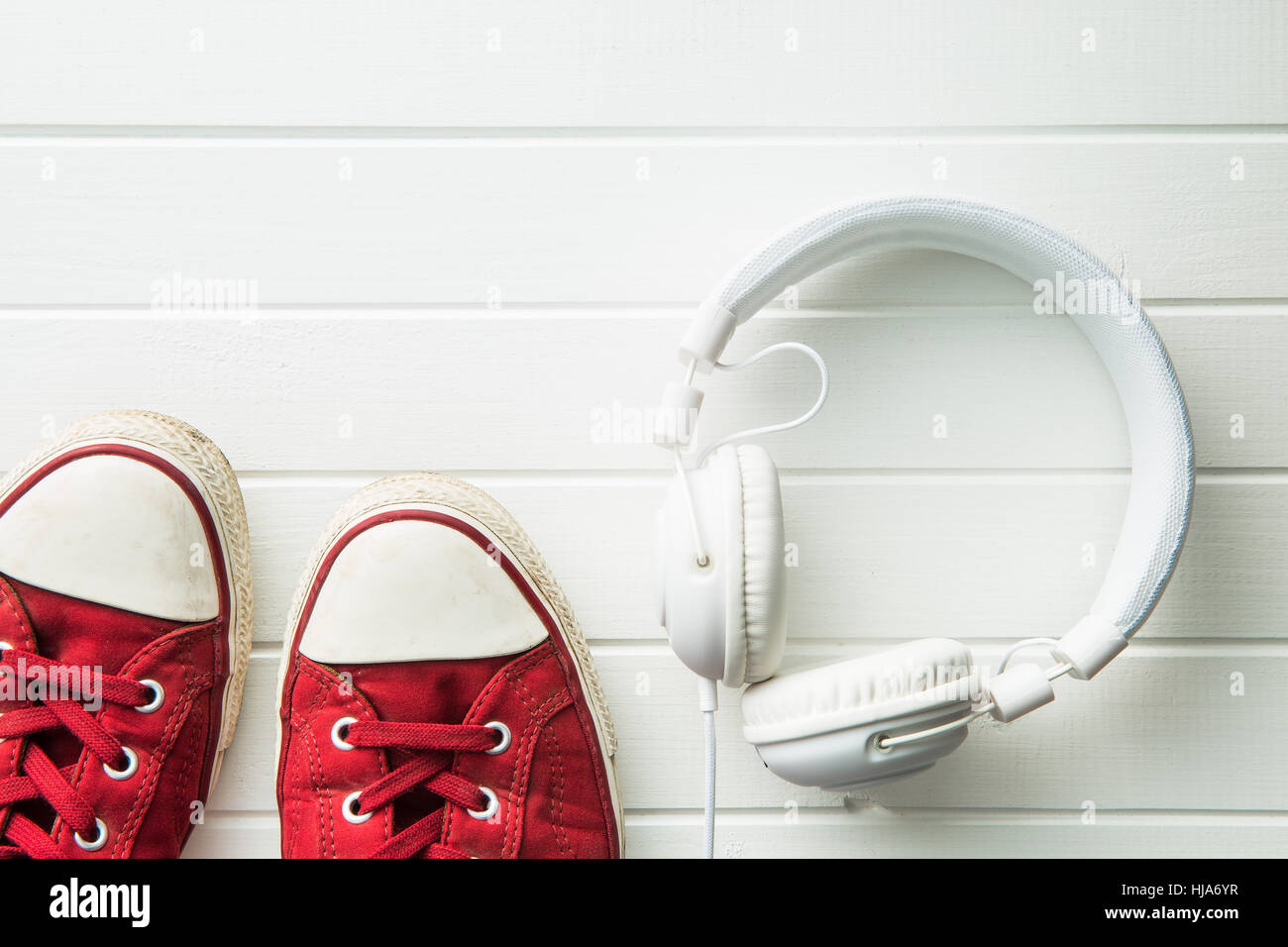 Vintage red headphones hi-res stock photography and images - Alamy