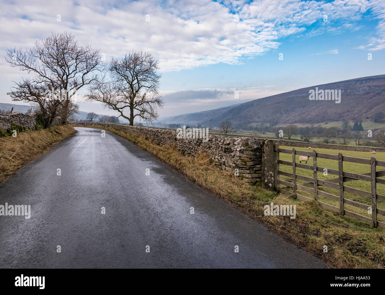 Stunning scenery of the Yorkshire Dales, near Kettlewell and Arncliffe ...