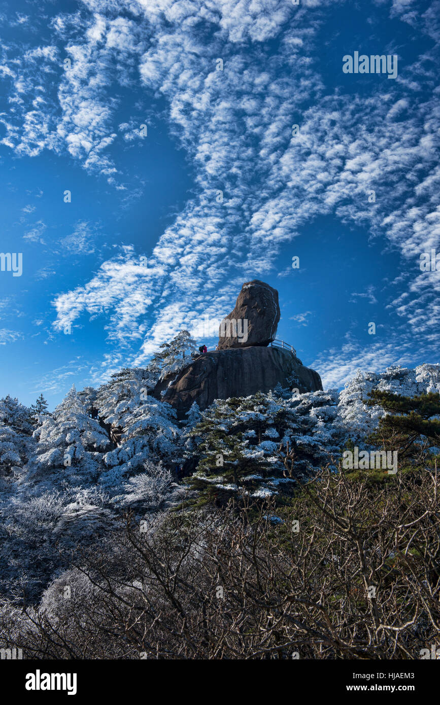 The "Flying Rock" in Huangshan National Park, Anhui, China Stock Photo ...