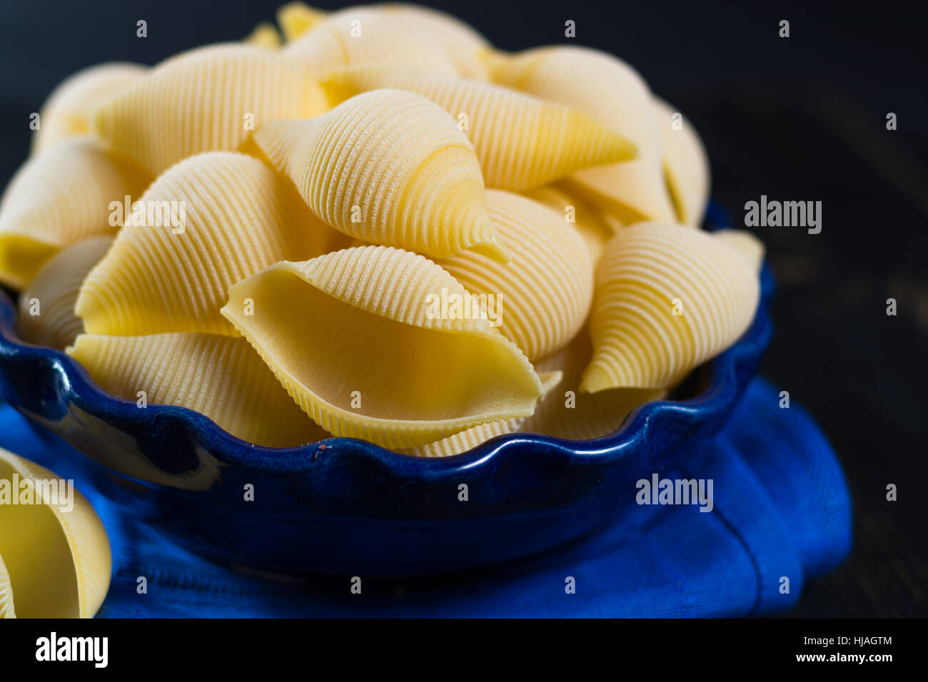 Big Italian pasta shells for stuffing, uncooked Stock Photo - Alamy