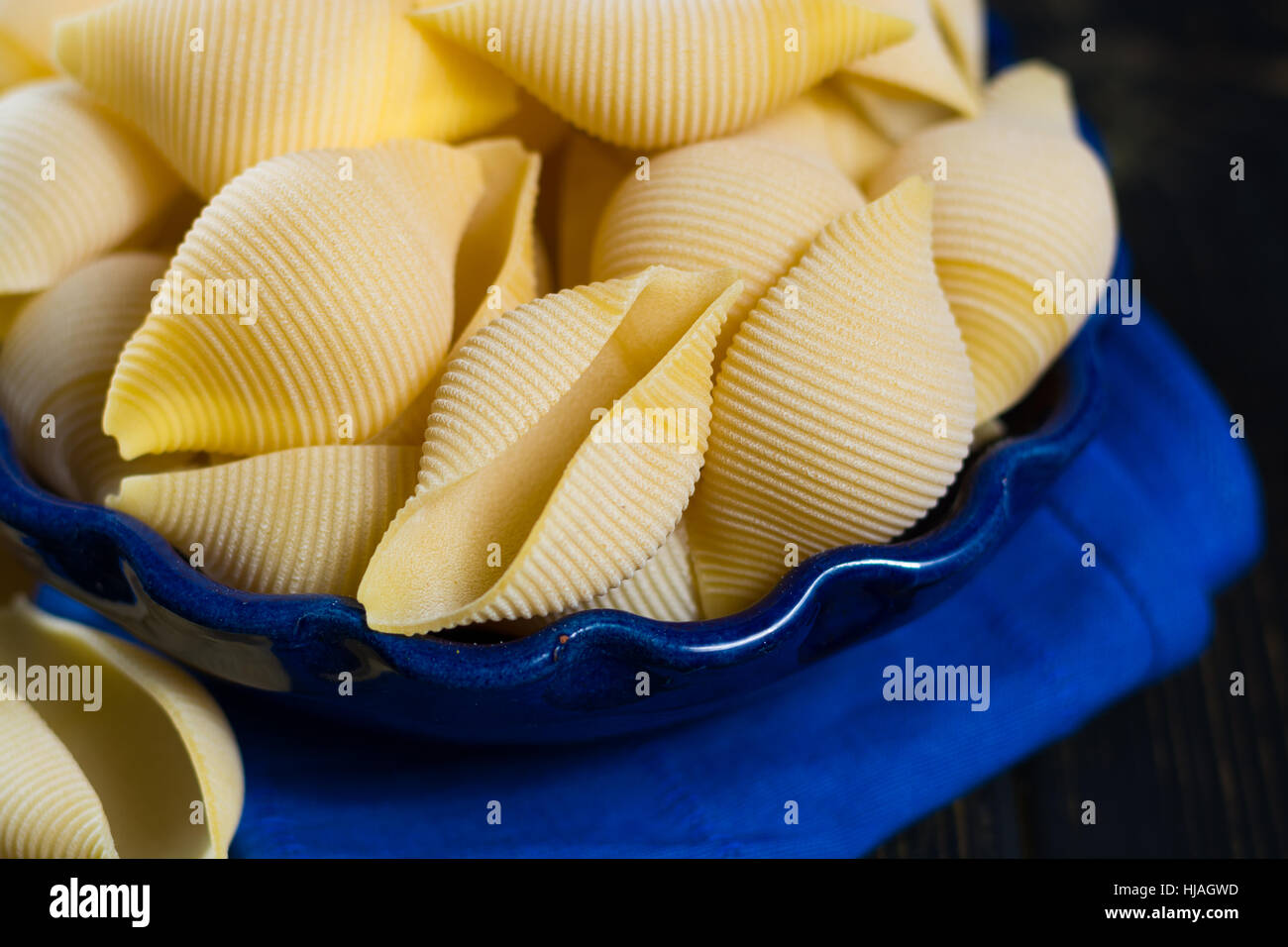 Big Italian pasta shells for stuffing, uncooked Stock Photo - Alamy