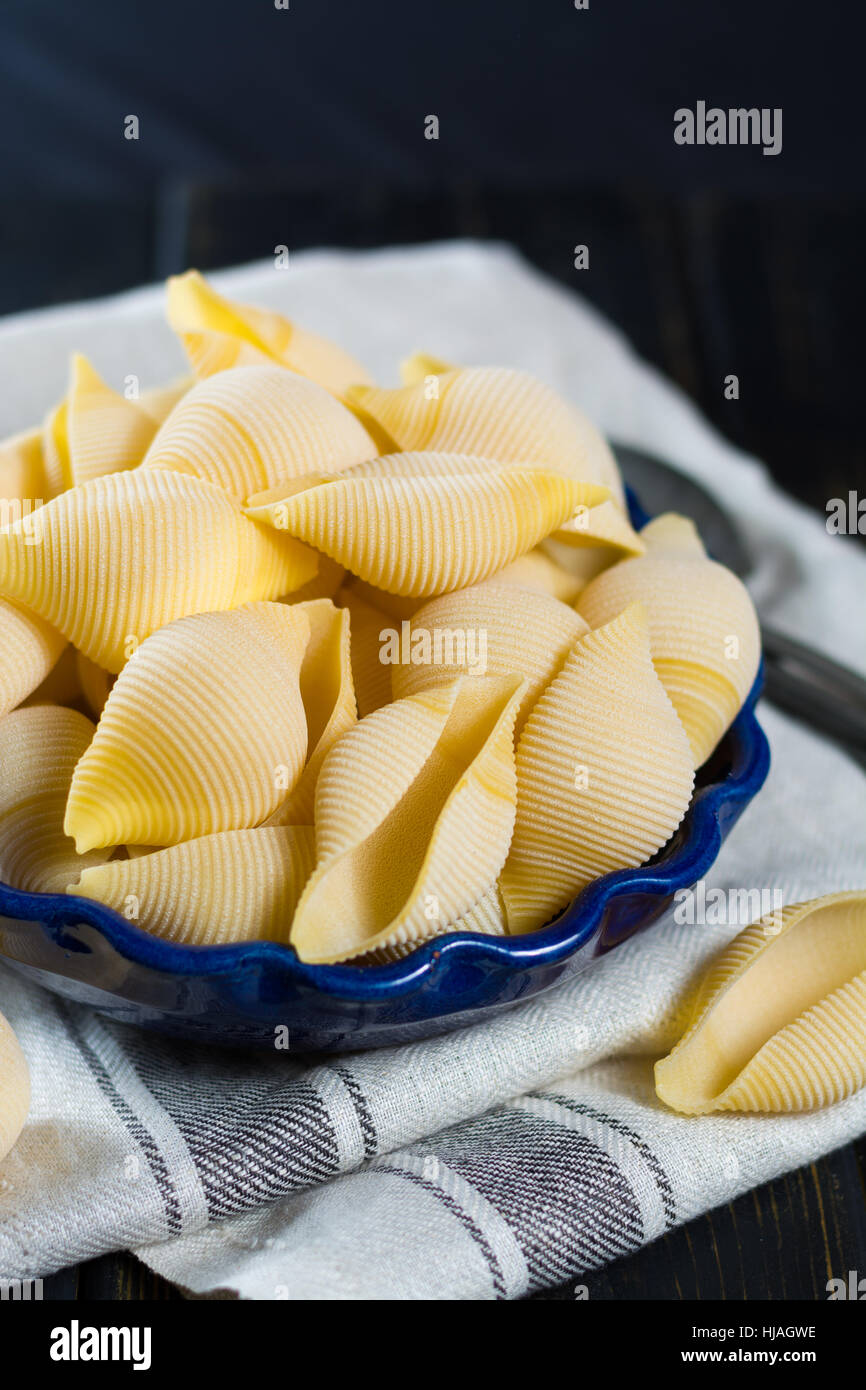 Big Italian pasta shells for stuffing, uncooked Stock Photo - Alamy