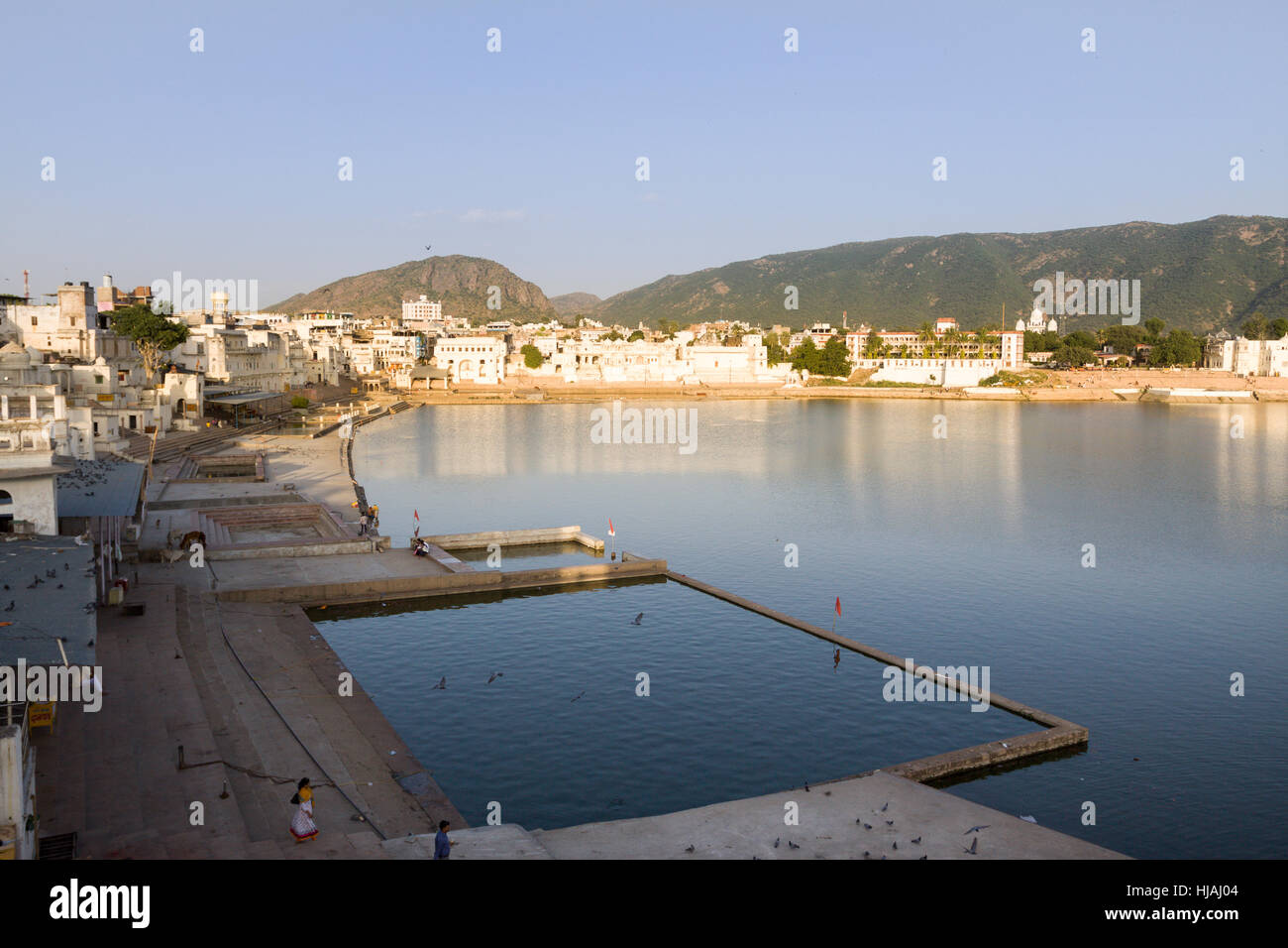 Lake to bathe in the sacred waters through the Ghats. Pushkar ...