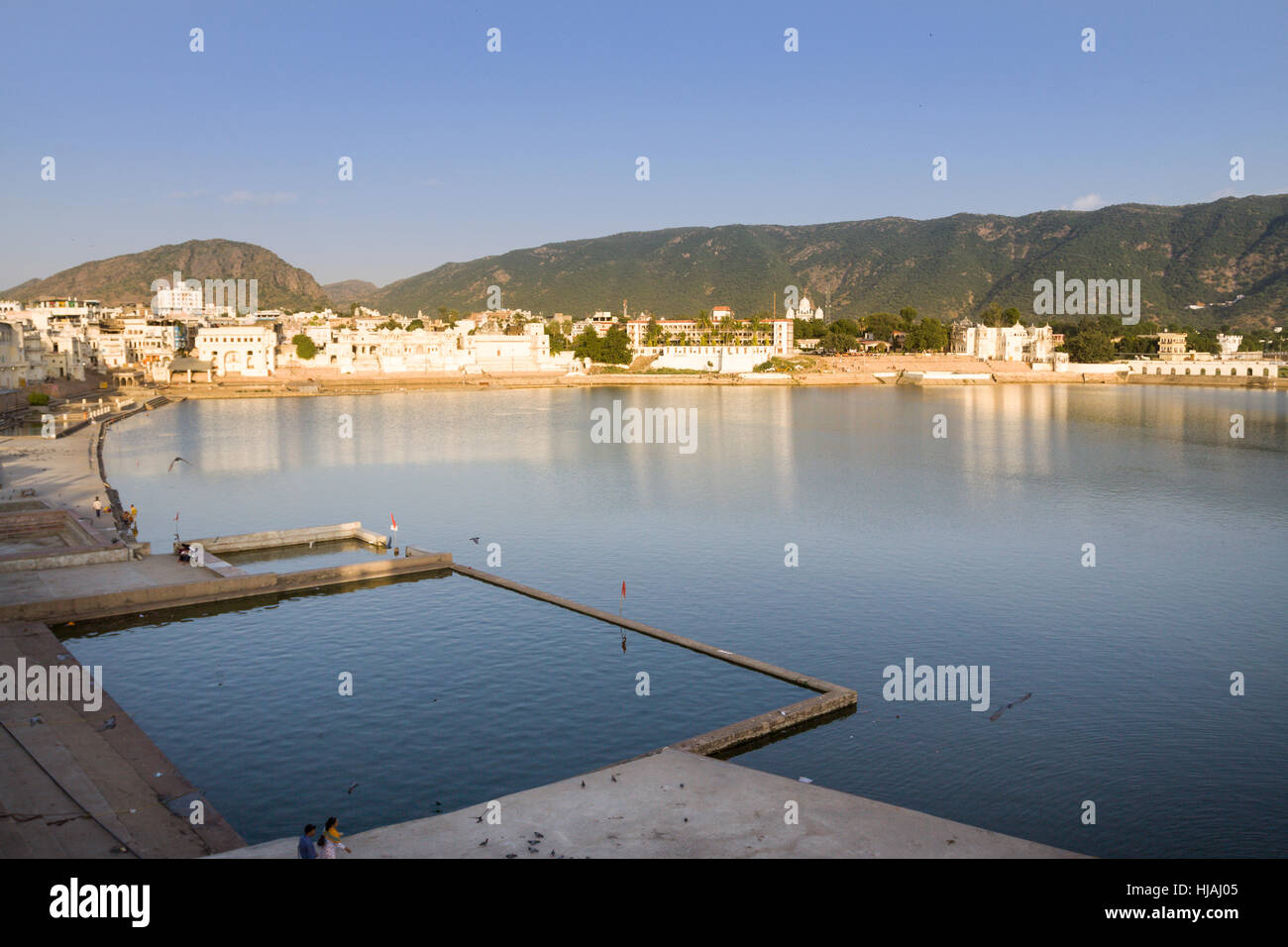Lake to bathe in the sacred waters through the Ghats. Pushkar ...